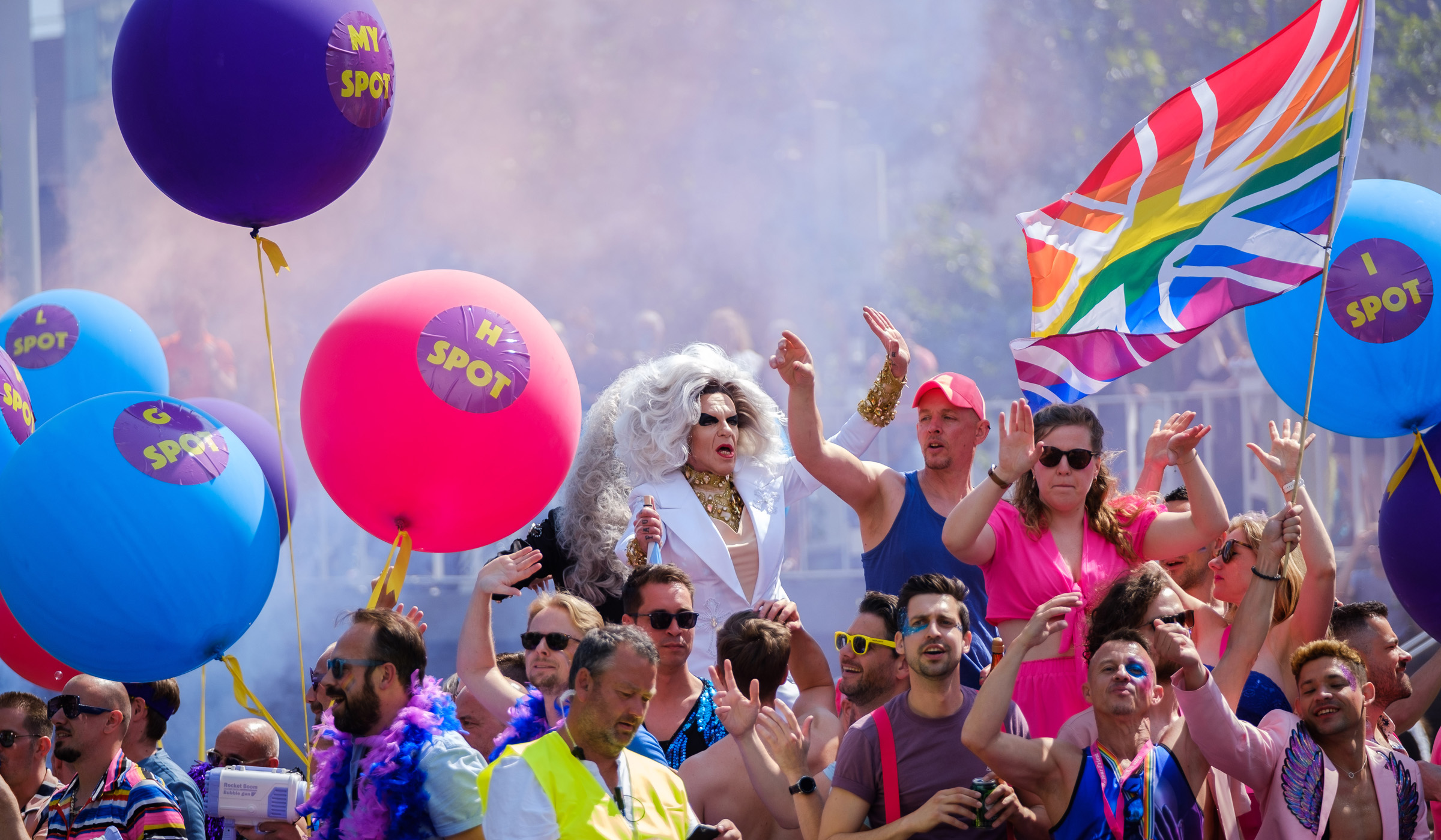 Niederländische und taube LGBTQI+-Organisation segelt bei Canal Pride ...